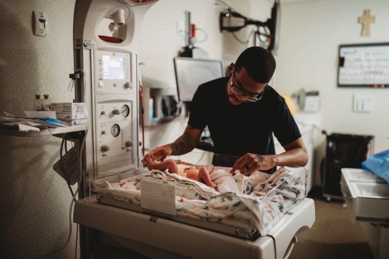 15 Must-Have Photos to Capture During Baby’s First 24 Hours - Baby Chick