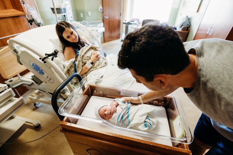 15 Must-Have Photos to Capture During Baby’s First 24 Hours - Baby Chick